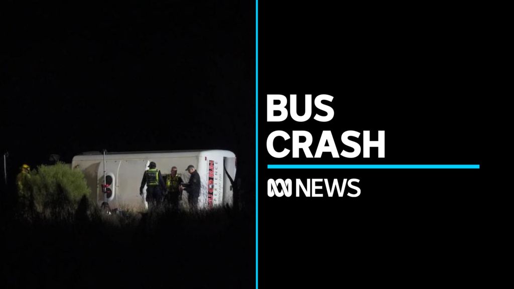 Man dies in tourist bus crash in Central Australia - ABC News