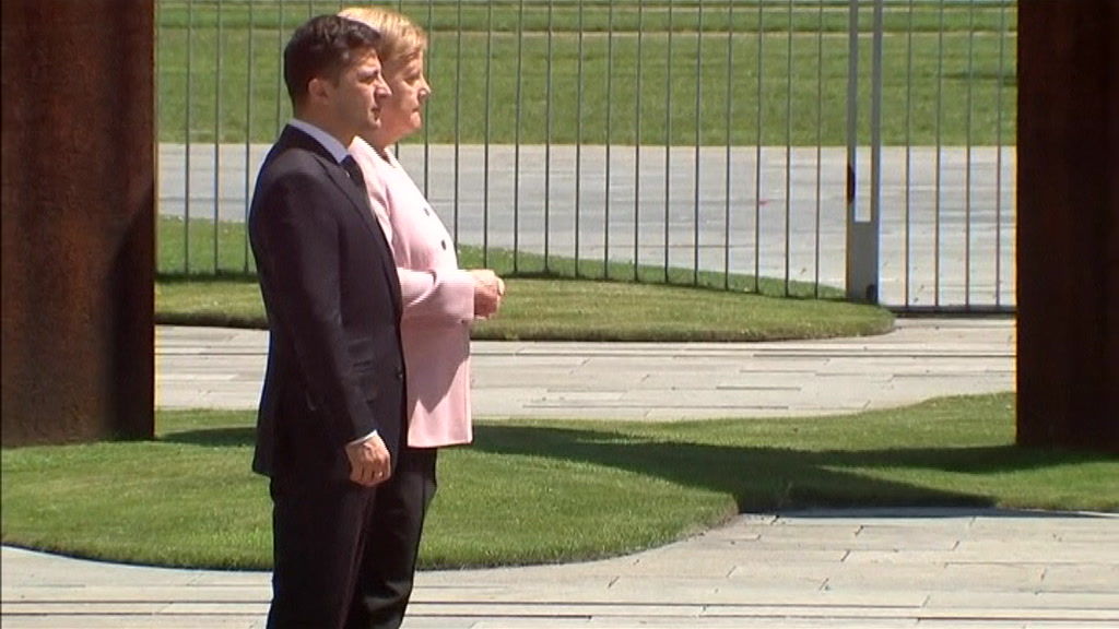 Angela Merkel is wracked by tremors on the parade ground - ABC News