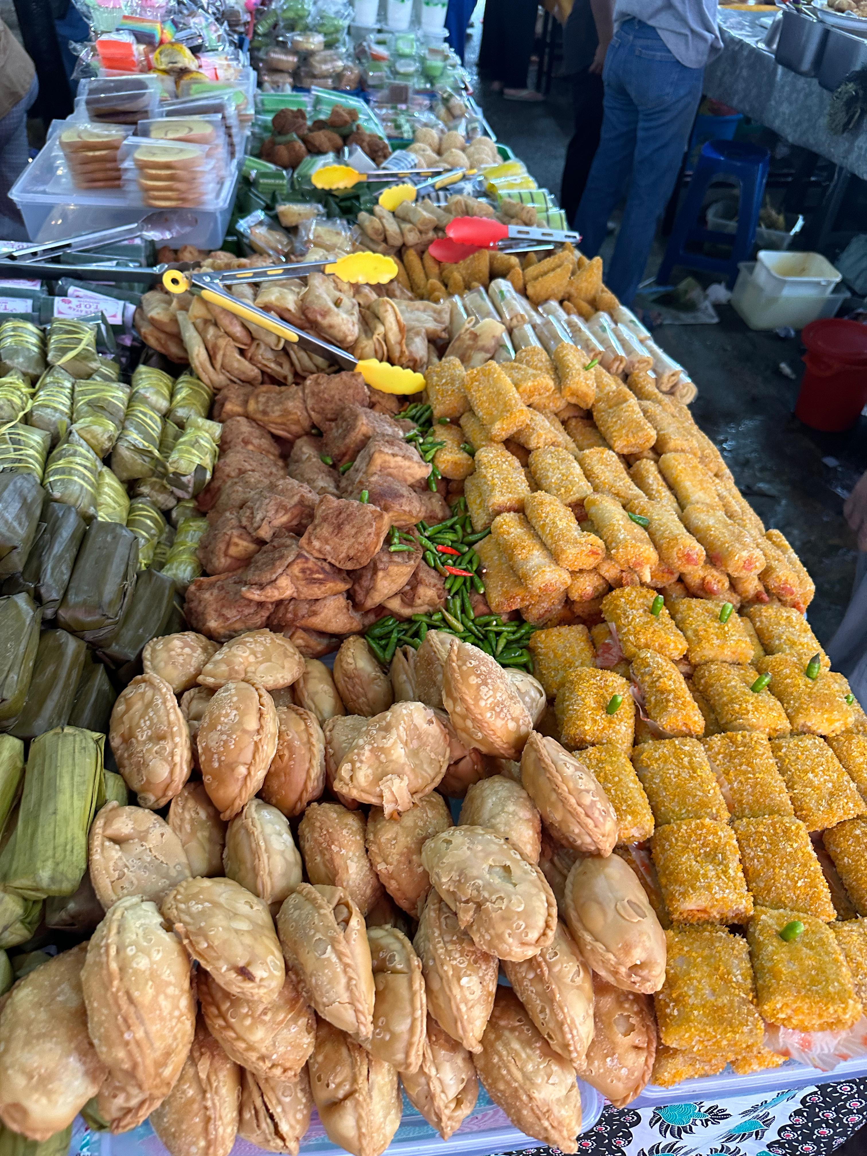 Playful 'takjil war' showcases tolerance in Indonesia during Ramadan ...