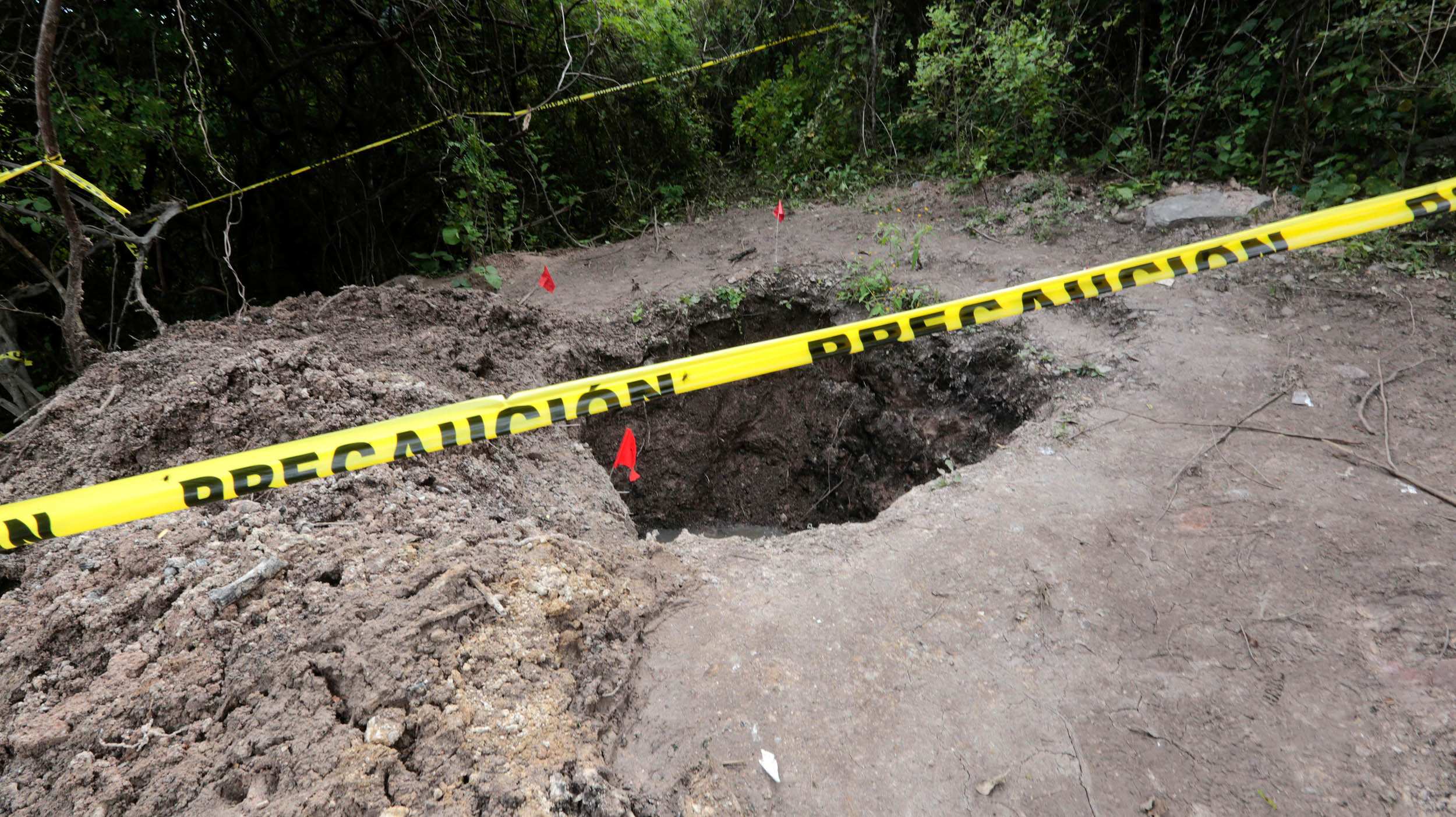 Mexican president Enrique Pena Nieto vows to bring massacre culprits to ...