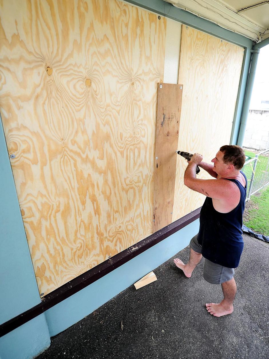 Howling winds shake Townsville as Yasi arrives - ABC News