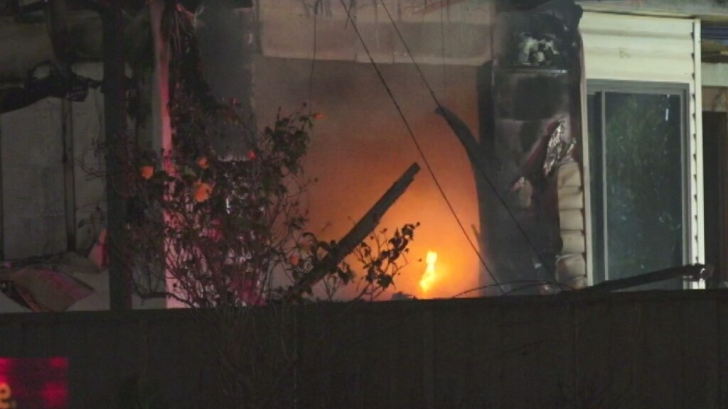 Six children left 'home alone' flee burning Sydney house - ABC News