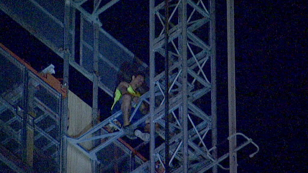 Man climbs 30-storey construction site using scaffolding in Melbourne ...
