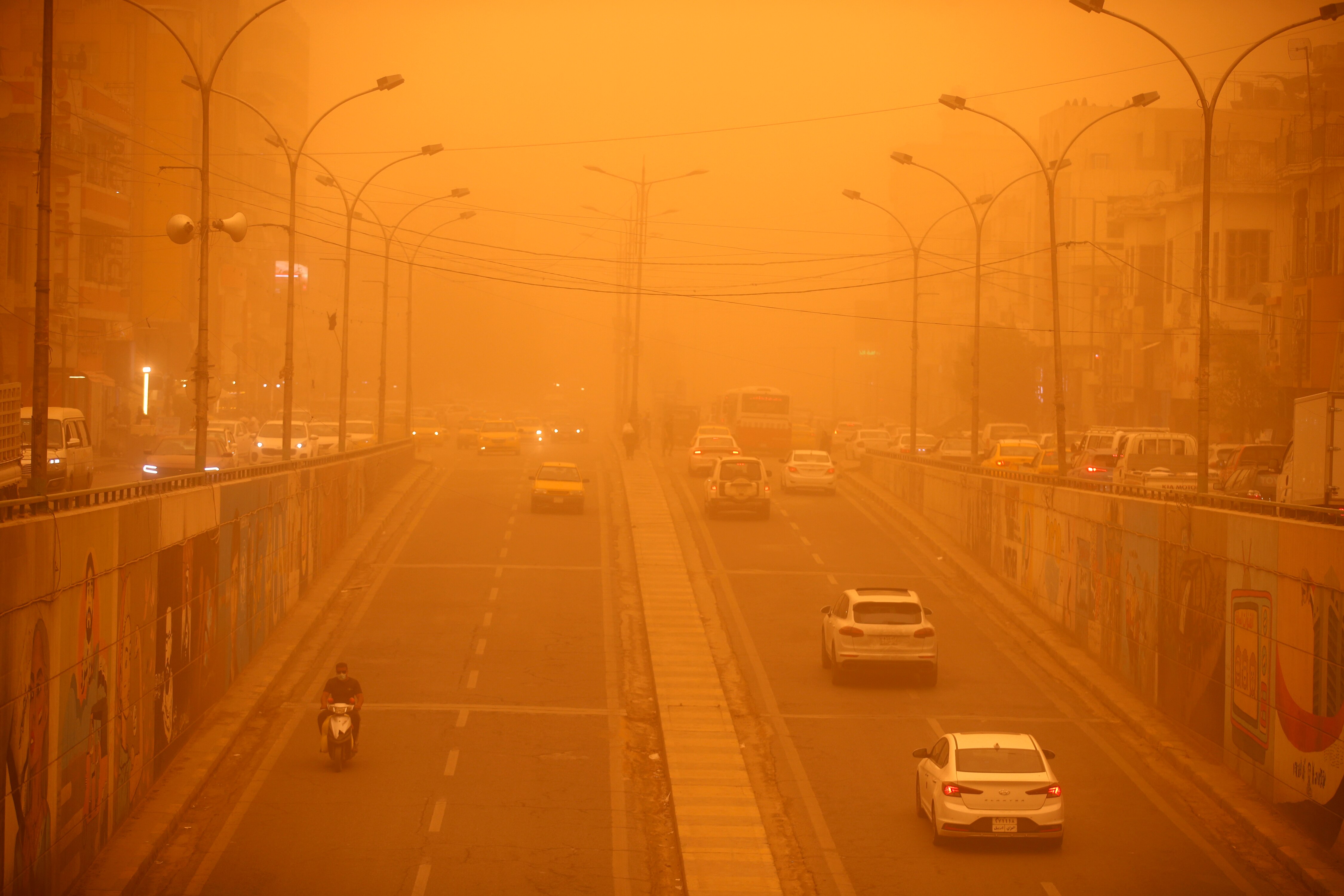 Sandstorm hits Iraq, blanketing Baghdad in orange dust and putting ...