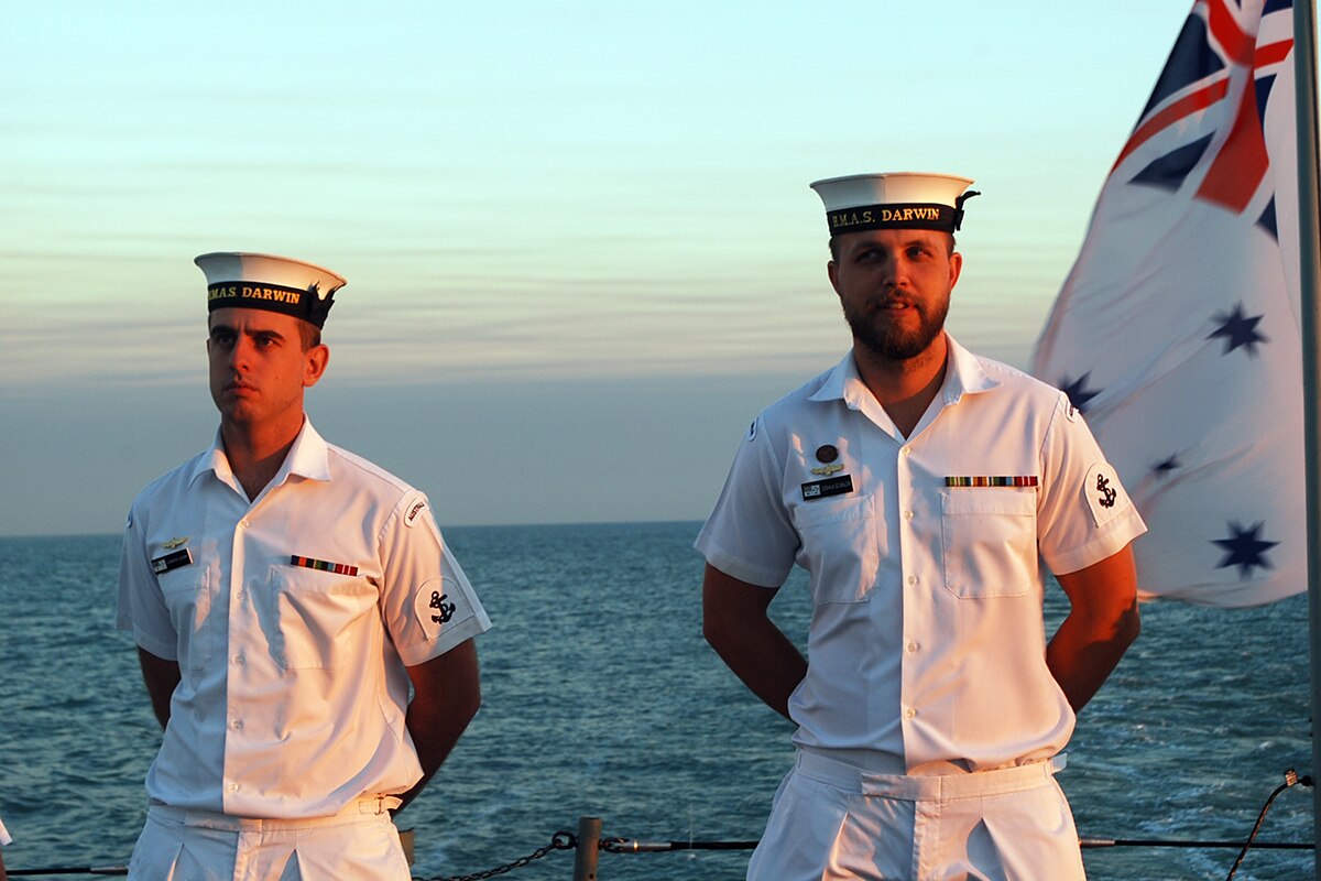 Bittersweet return home for crew of HMAS Darwin after shipmate's death ...