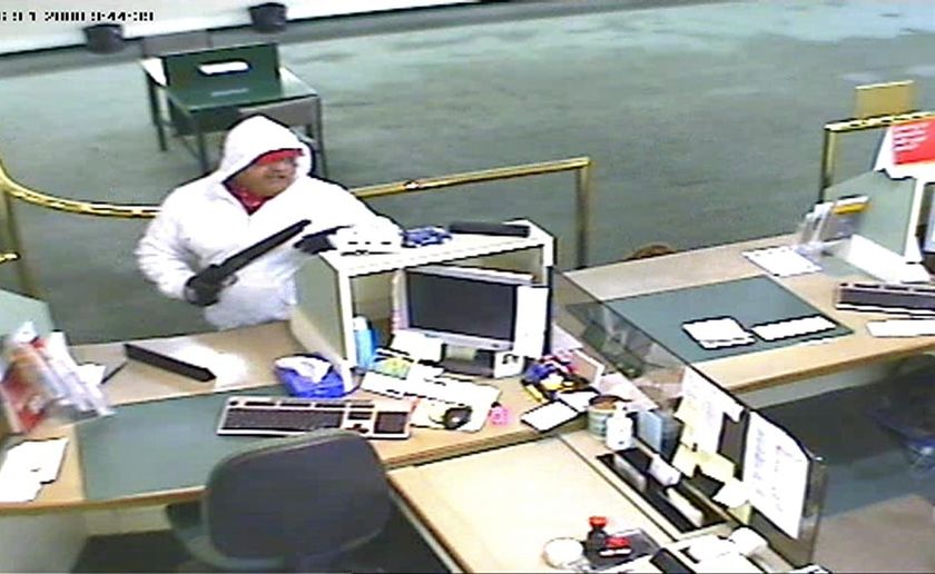 Armed robber holds up Shepparton bank - ABC News