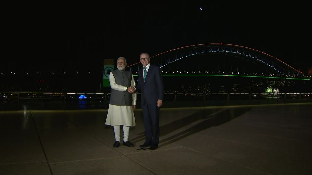 Anthony Albanese and Narendra Modi pose in Circular Quay - ABC News
