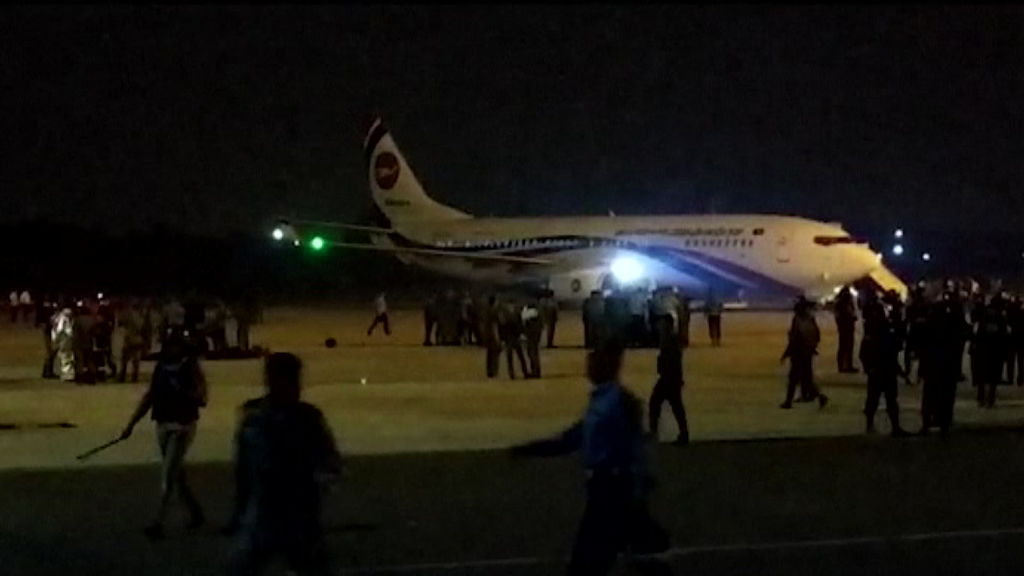 Bangladesh commandoes kill a purported hijacker - ABC News