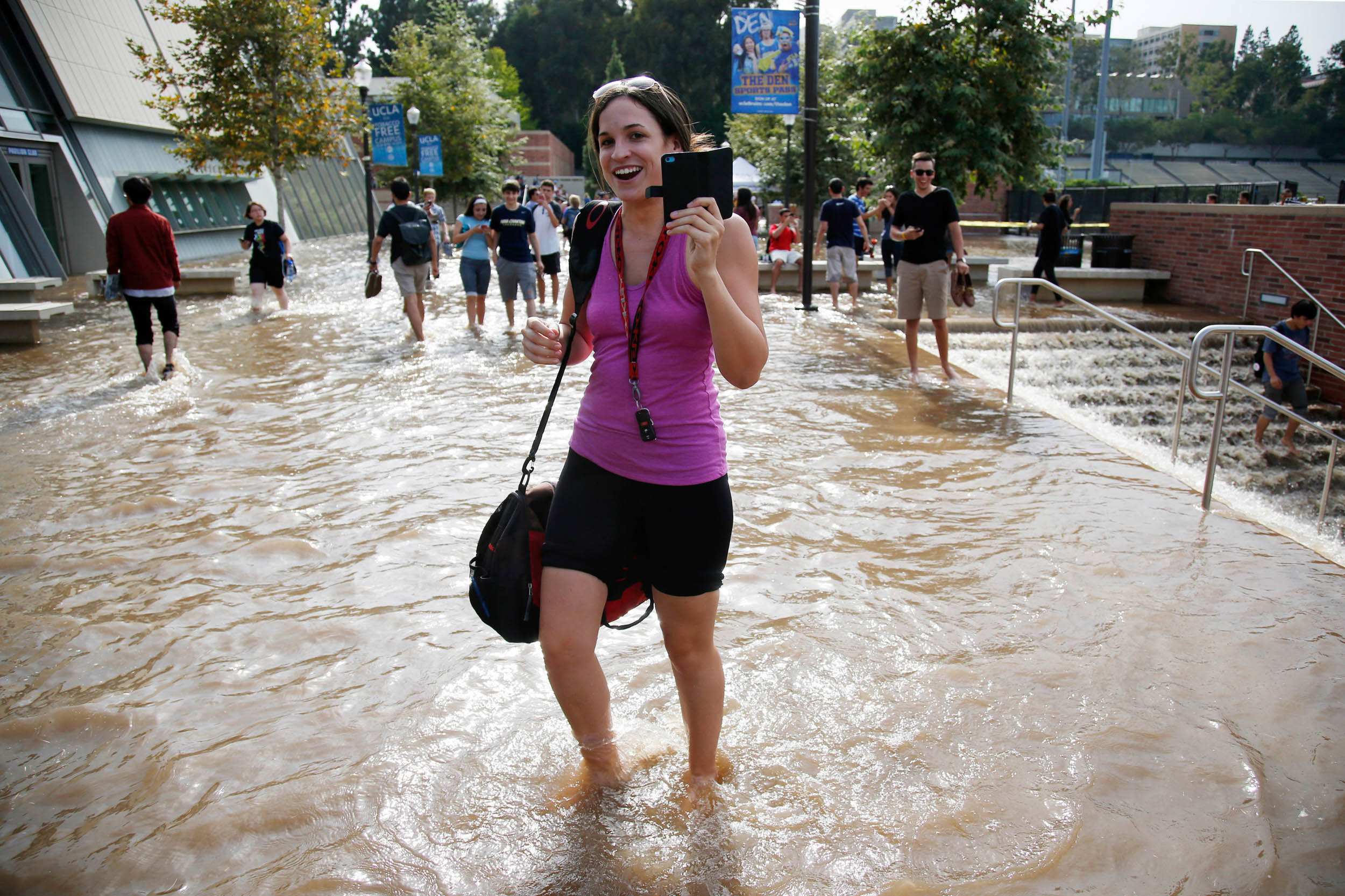 Los Angeles water main bursts on Sunset Boulevard, flooding UCLA - ABC News