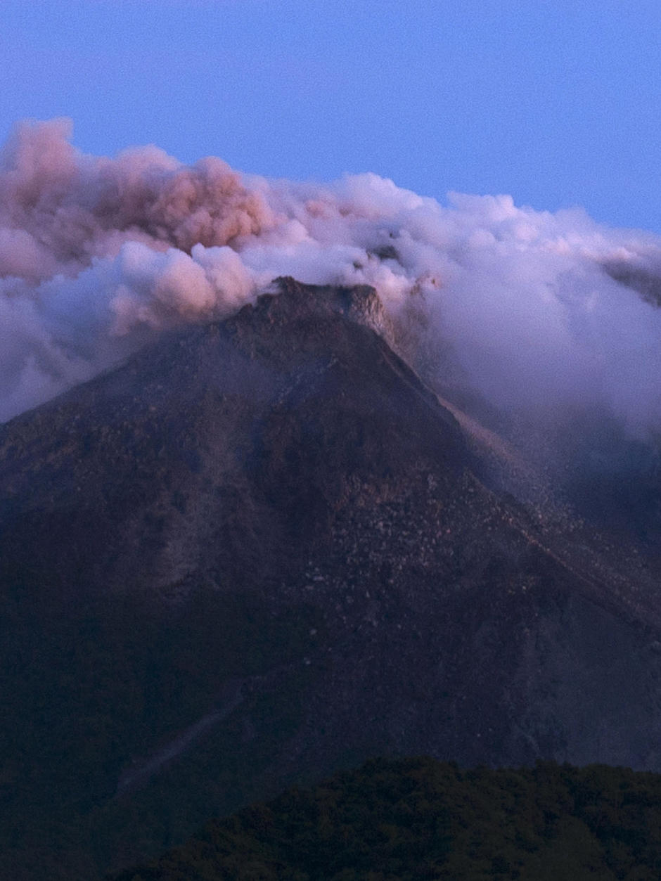 Indonesia's Mount Merapi volcano erupts - ABC News