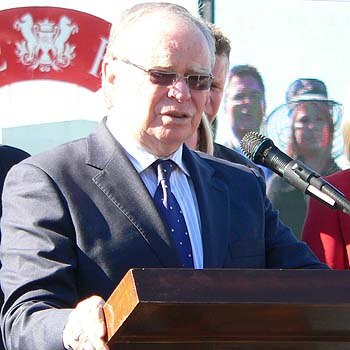 Wayne Wilson, veteran Brisbane racecaller, dies aged 66 - ABC News