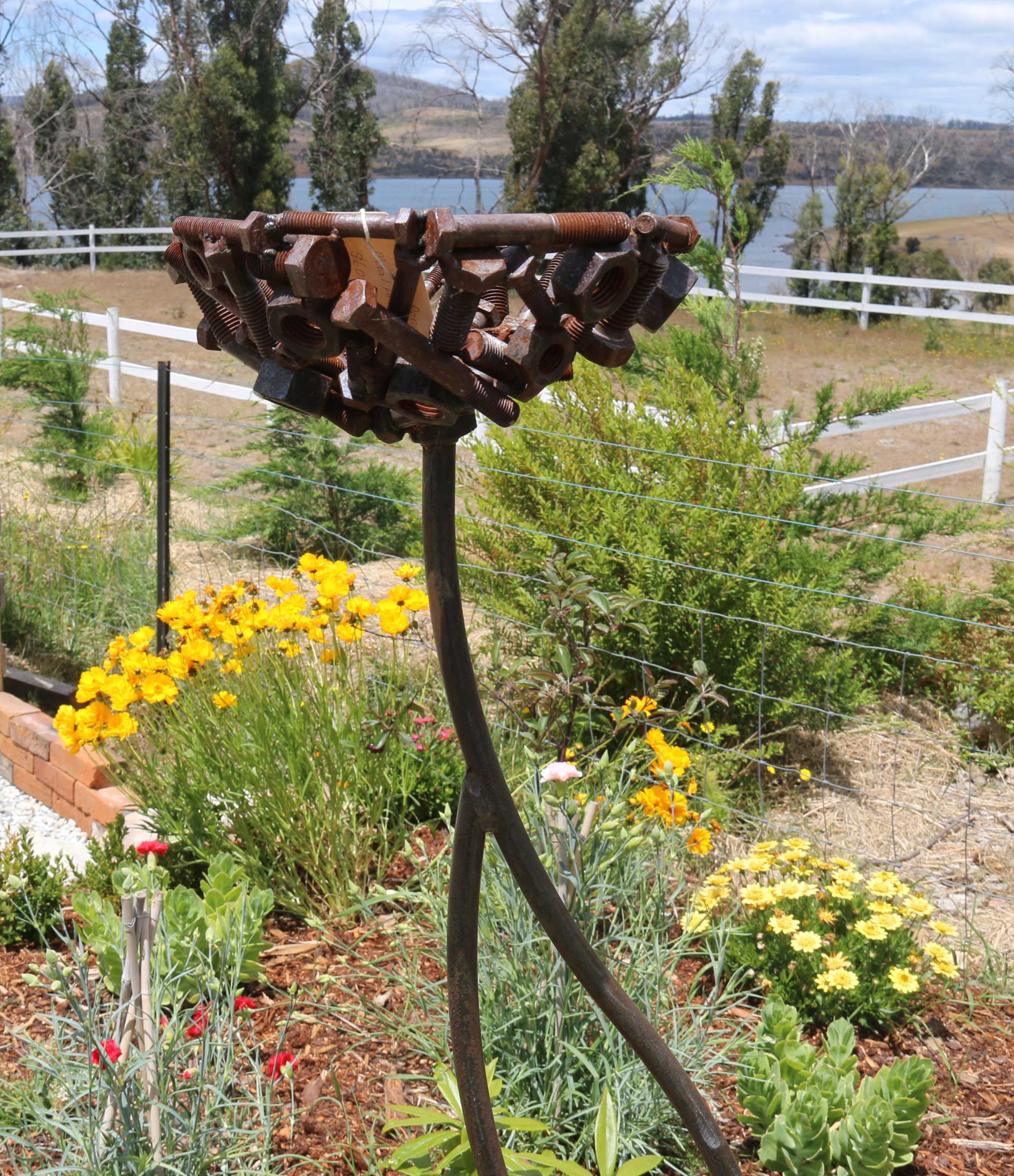 Survivors of Tasmania's Dunalley bushfires donate art show proceeds to ...