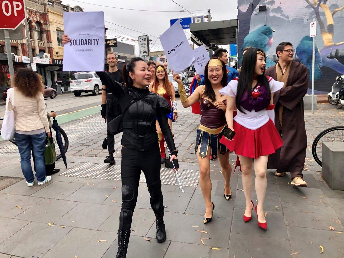 张女士和她的朋友走上街头“送出”免费拥抱，为澳大利亚山火和受新冠疫情影响的华人社区募捐。（Supplied: Isabel Zhang ...