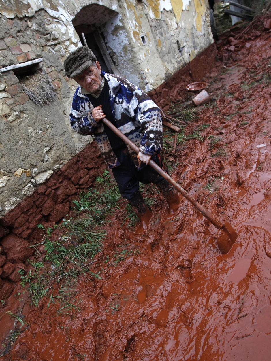 Toxic sludge pollution levels ease - ABC News