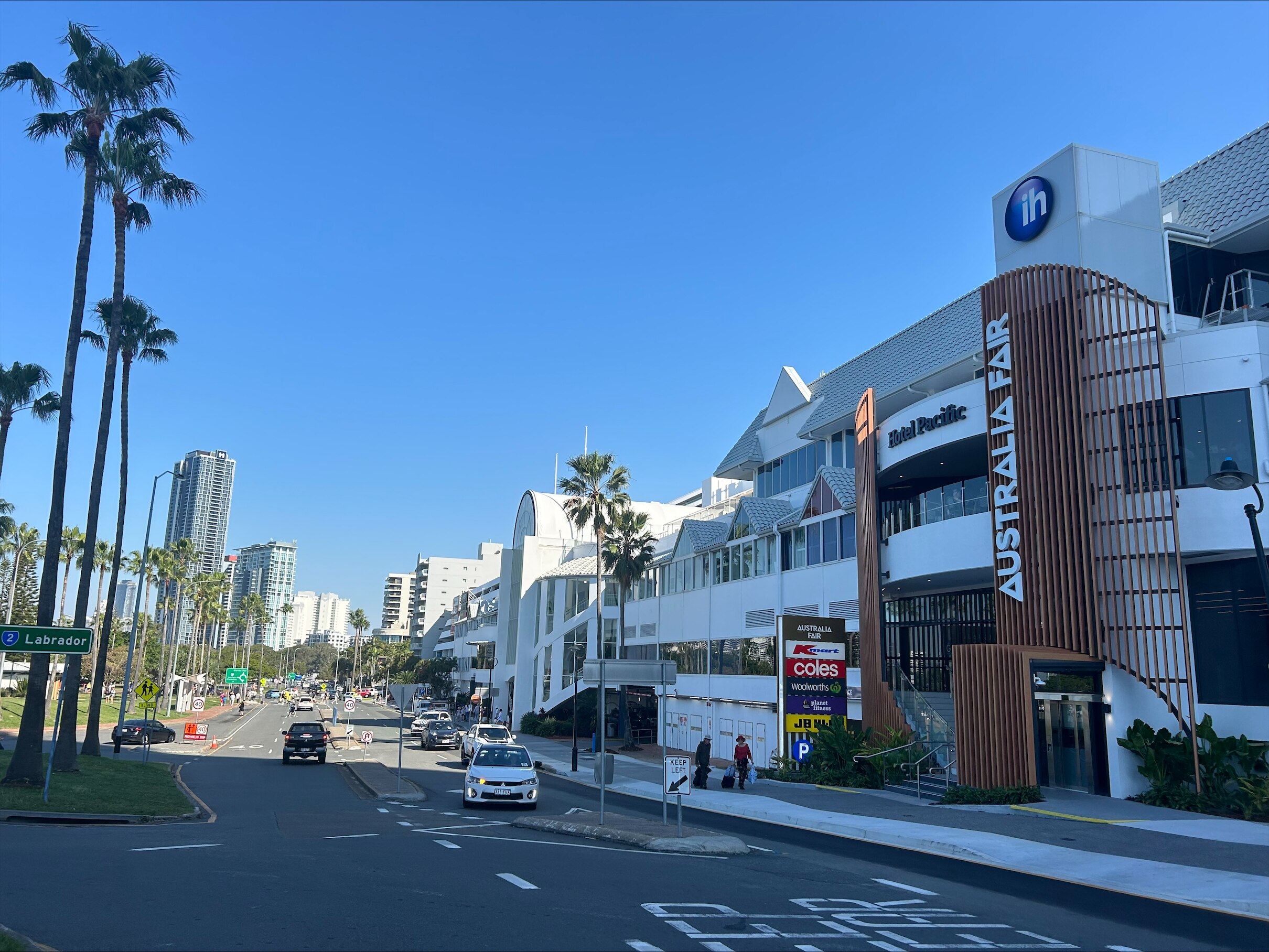 Man found with stab wounds at Gold Coast shopping centre - ABC News