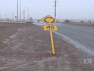 Telstra works to fix cyclone damage - ABC News