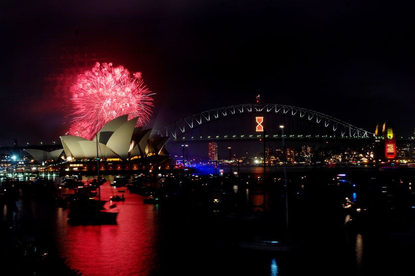 Crowds swarm to Sydney Harbour for NYE big bang - ABC News