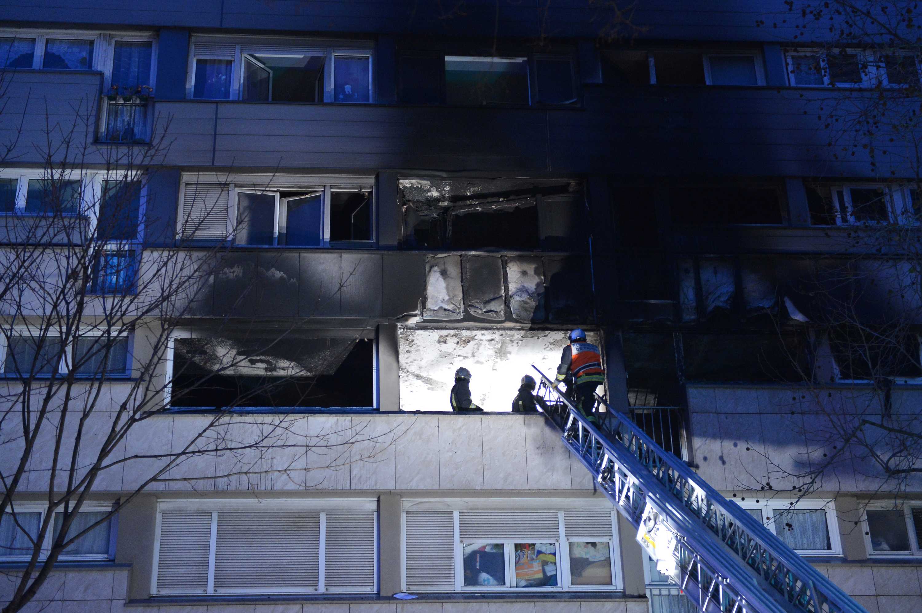 Five dead in Paris apartment fire - ABC News