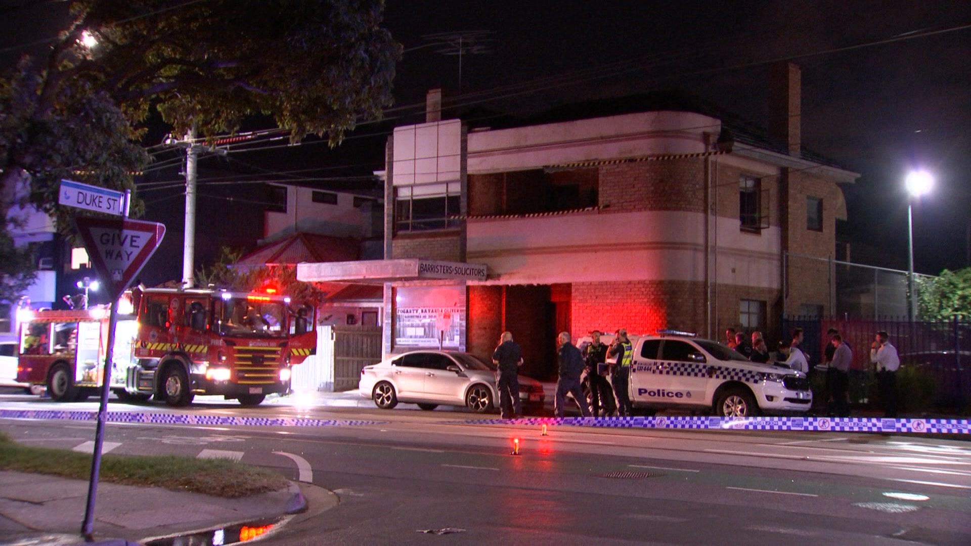 Body of man found after fire on Chapel Street in St Kilda - ABC News