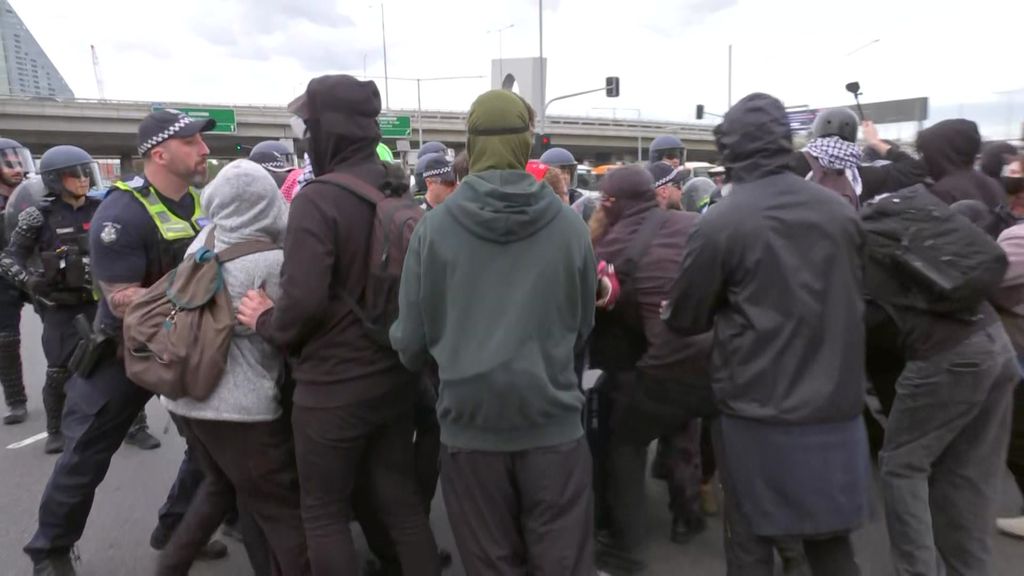 Police clash with protesters outside defence expo in Melbourne - ABC News