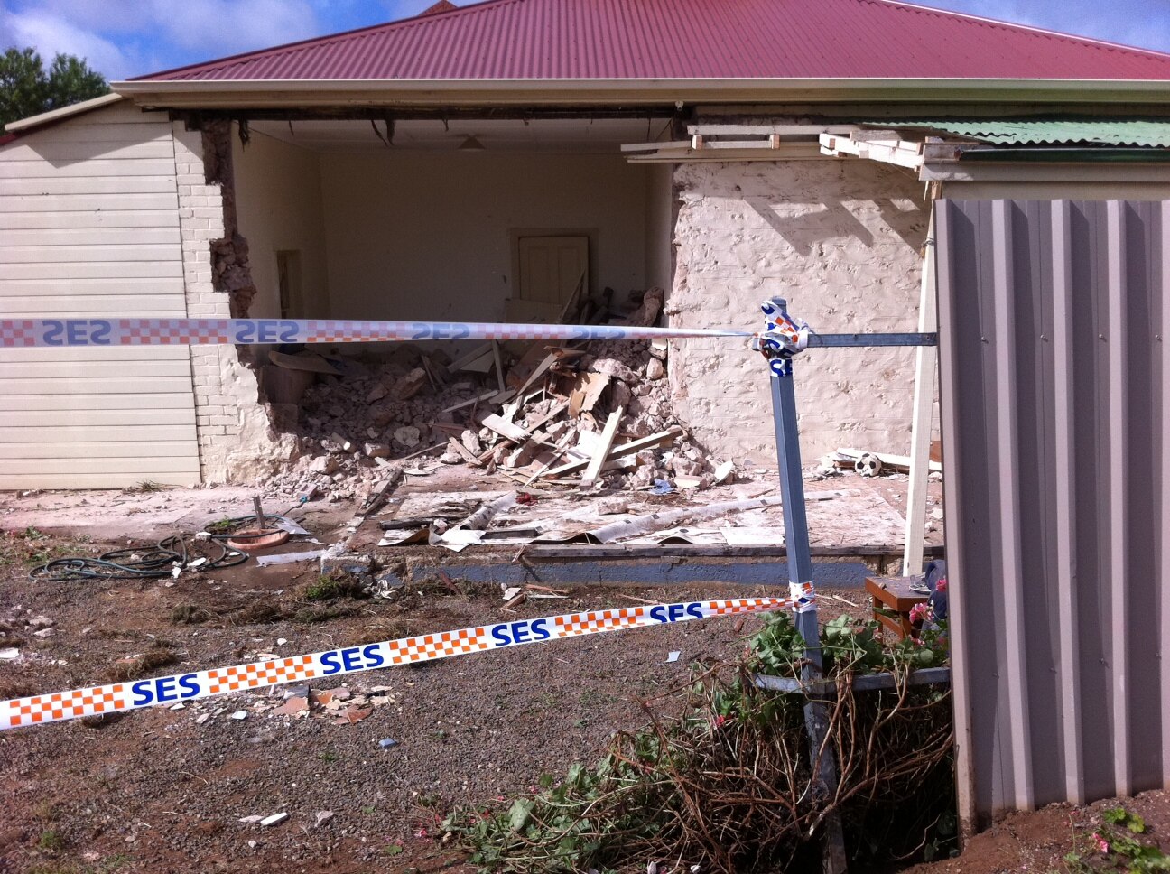 Bus crashes into Adelaide house - ABC News