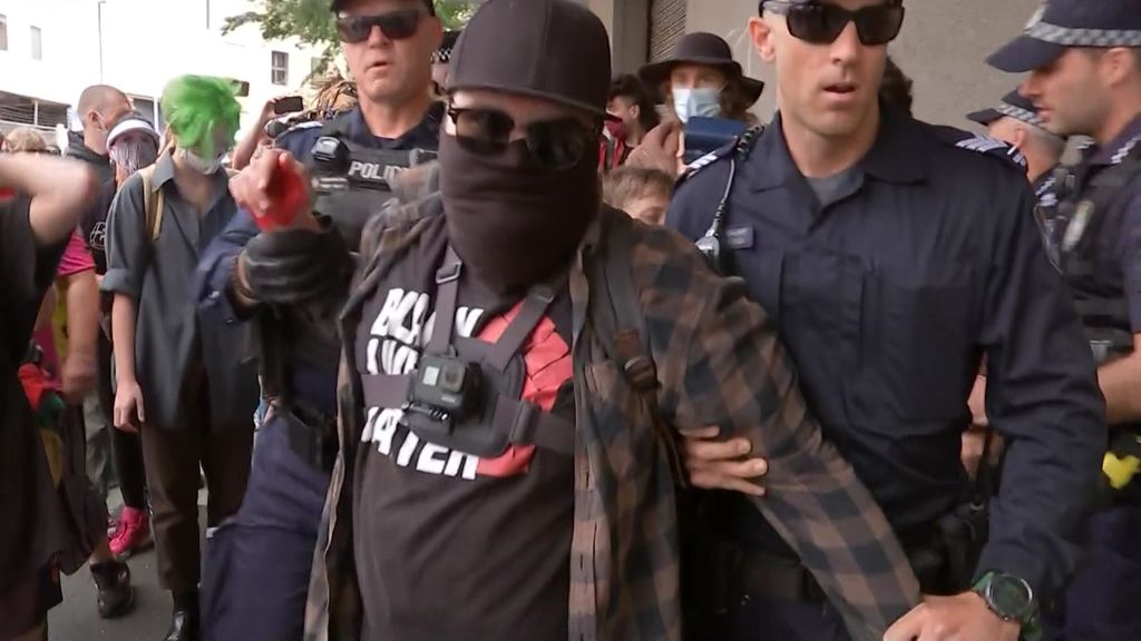 BLM protesters arrested in Brisbane CBD - ABC News