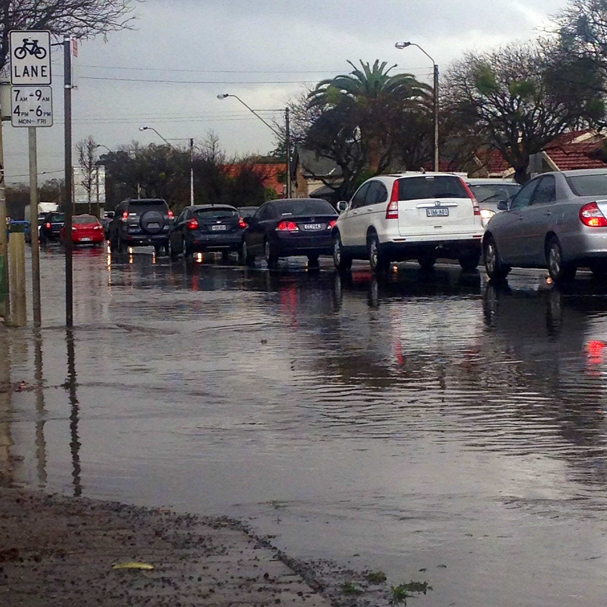 Spring thunderstorm brings hail and flash floods to Adelaide - ABC News