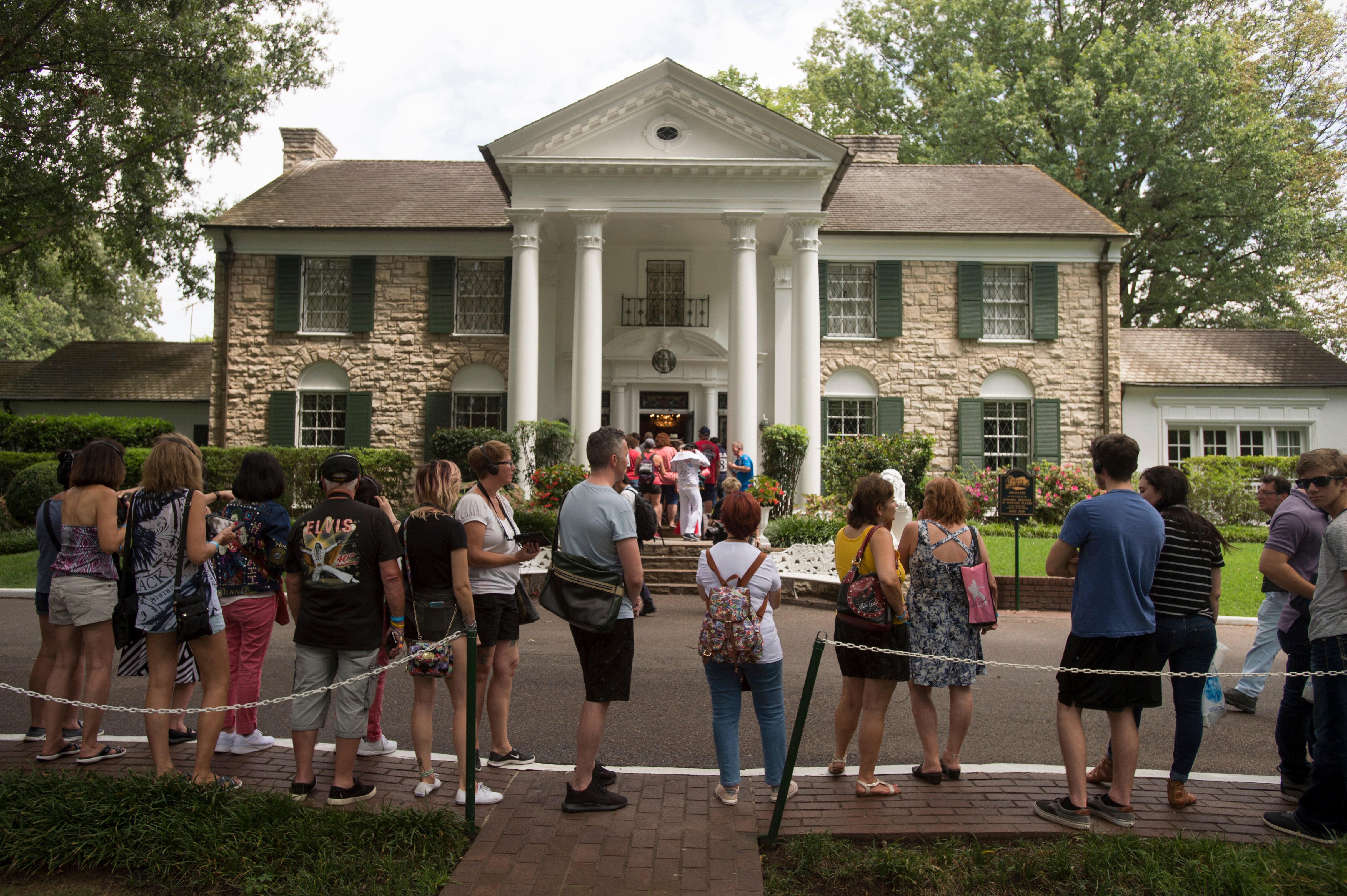 The sale of Elvis's iconic home Graceland has been halted. What's ...