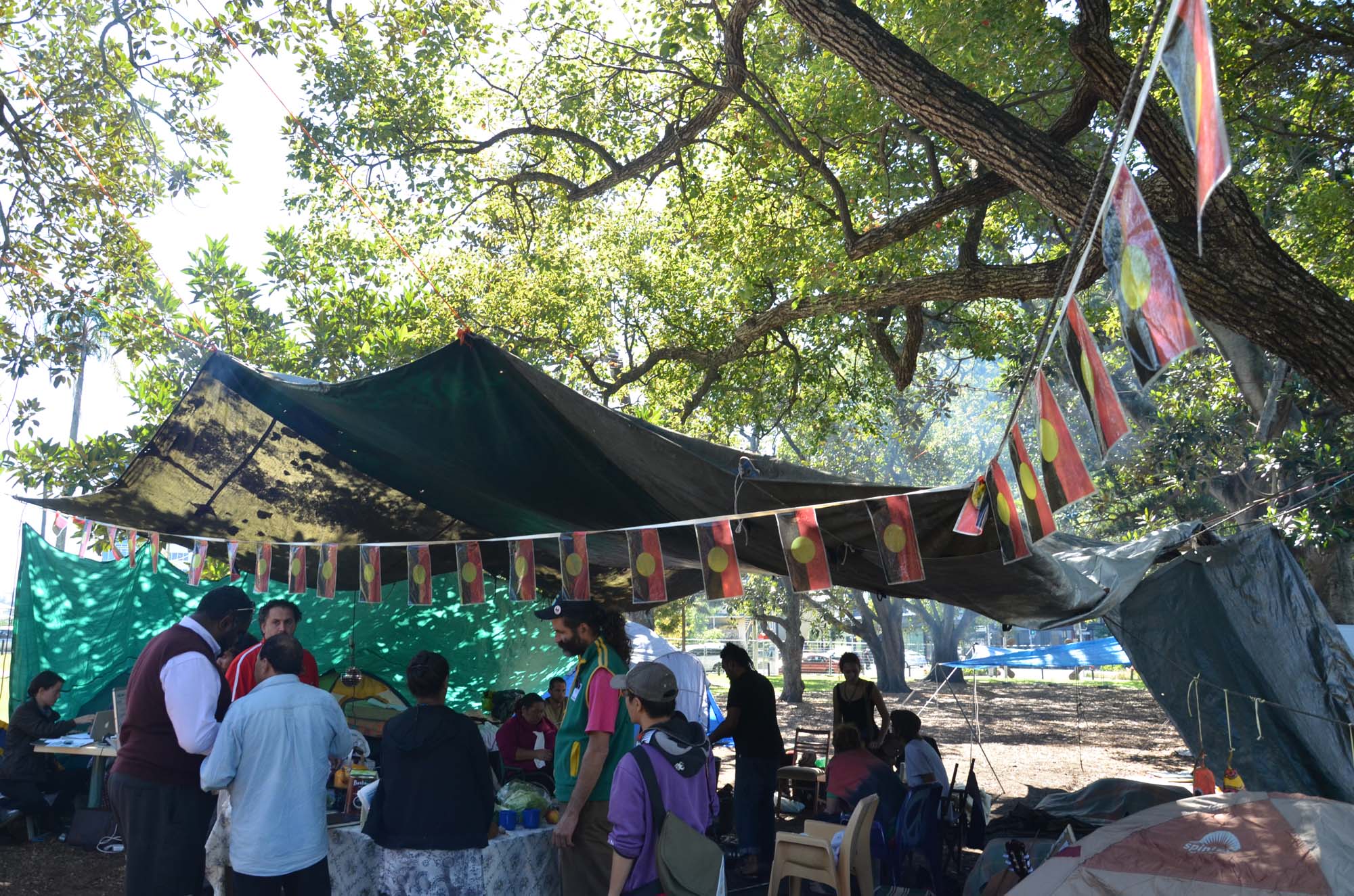 Brisbane tent embassy vows to sit tight - ABC News
