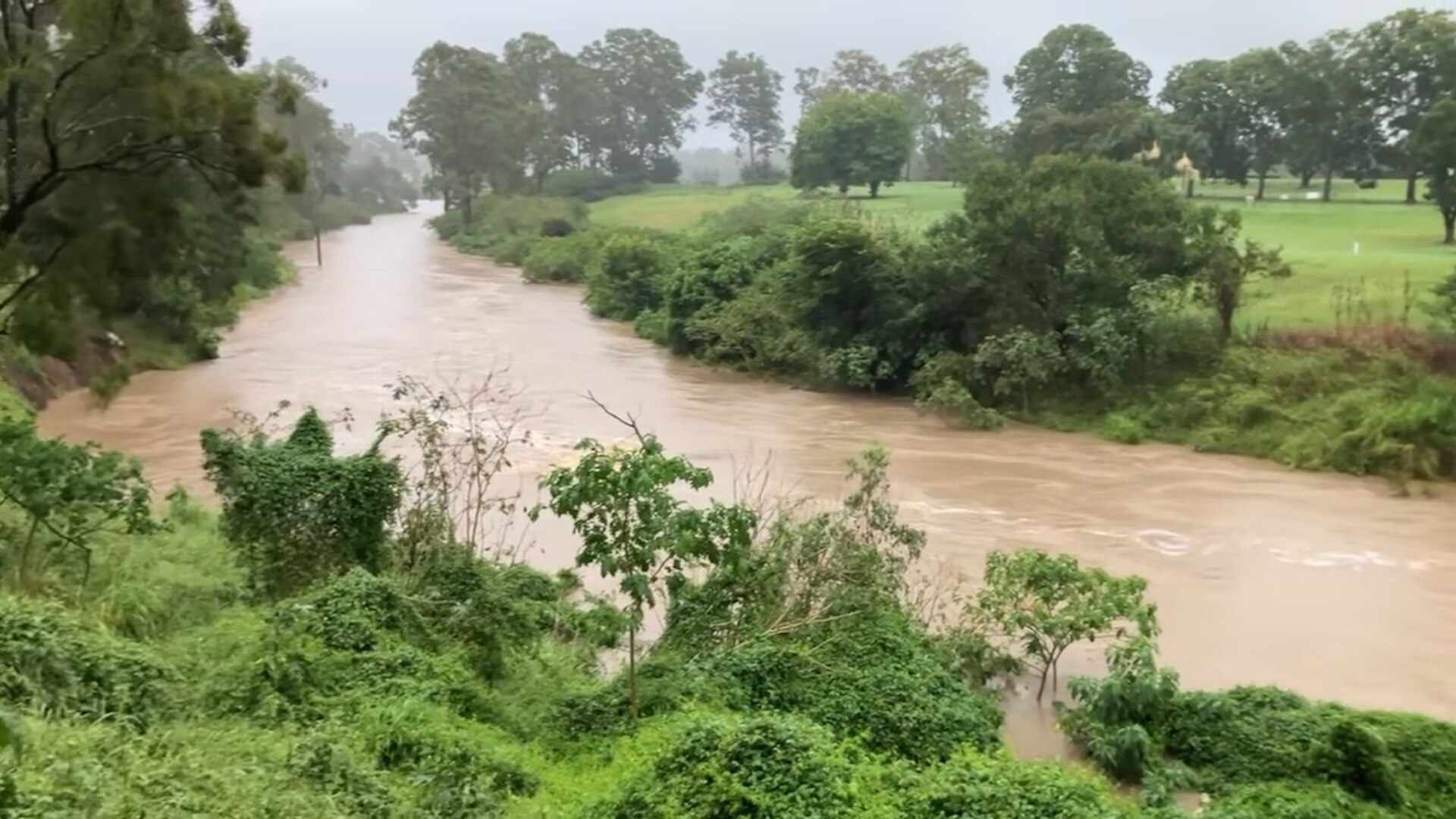 Woogaroo Creek levels reach over six metres - ABC News