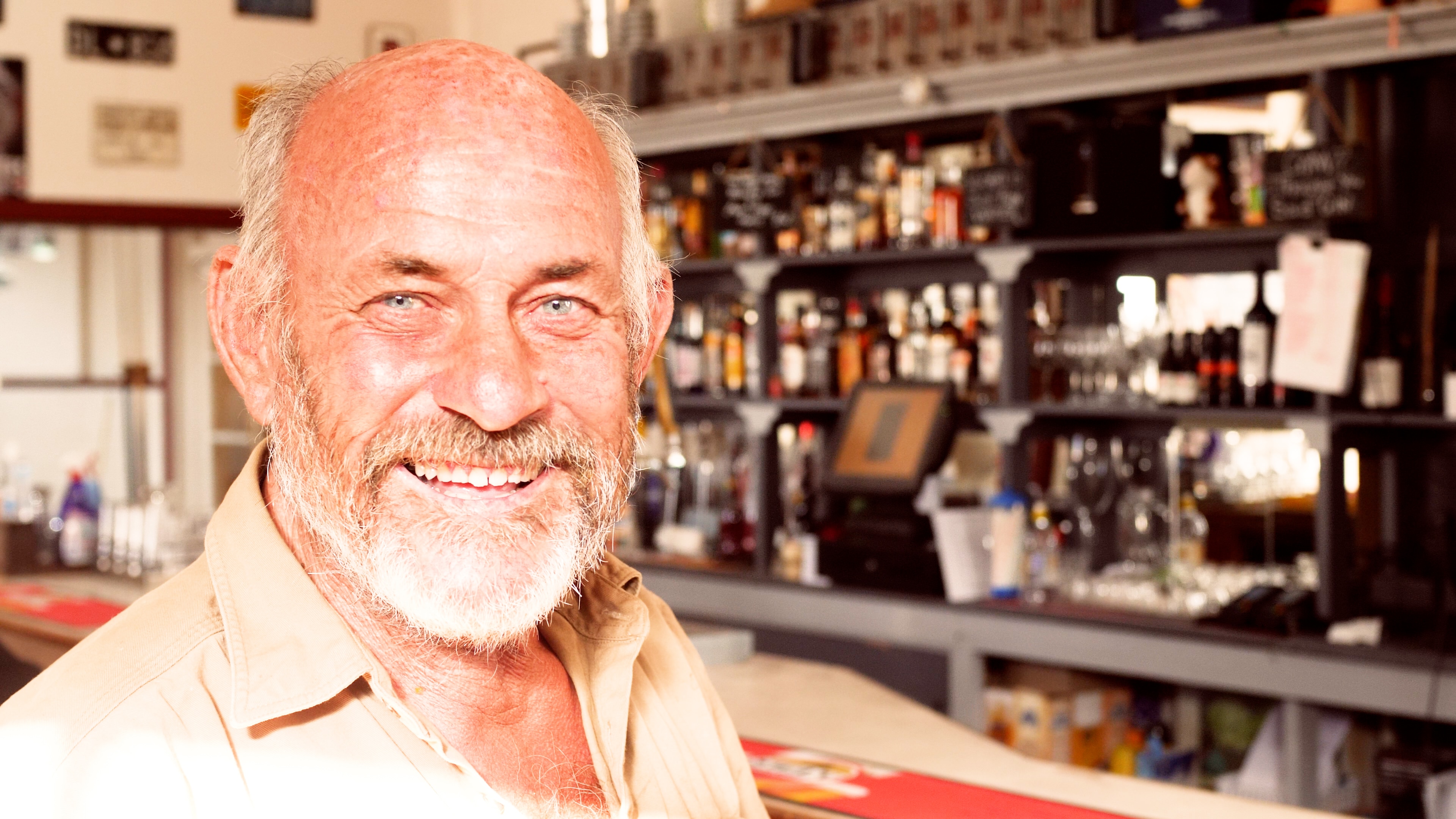 Locals step up to reopen Wubin Hotel amid COVID-related staff shortages ...