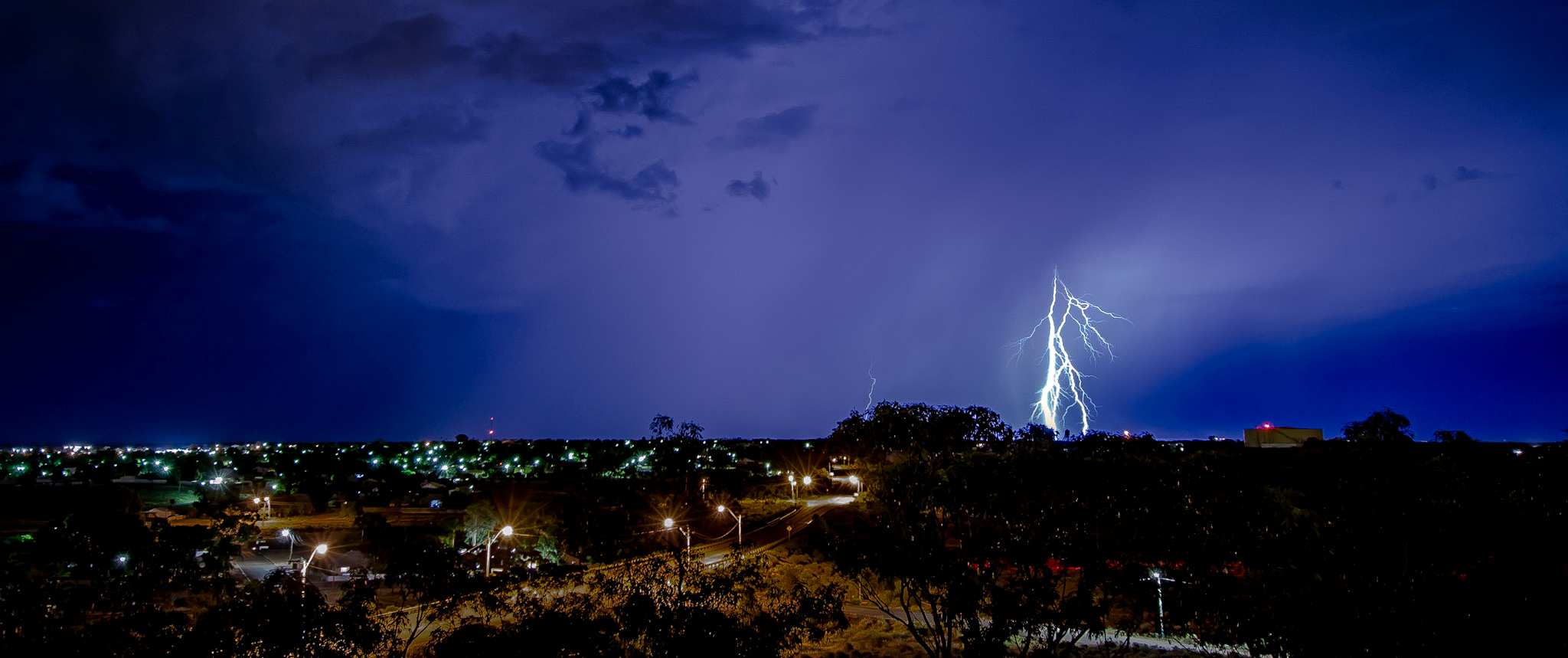 Capturing lightning at slow speeds - ABC News