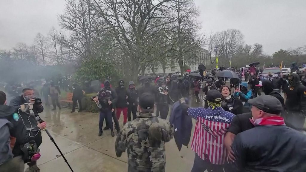 Trump supporters clash with counter protesters in Oregon. - ABC News