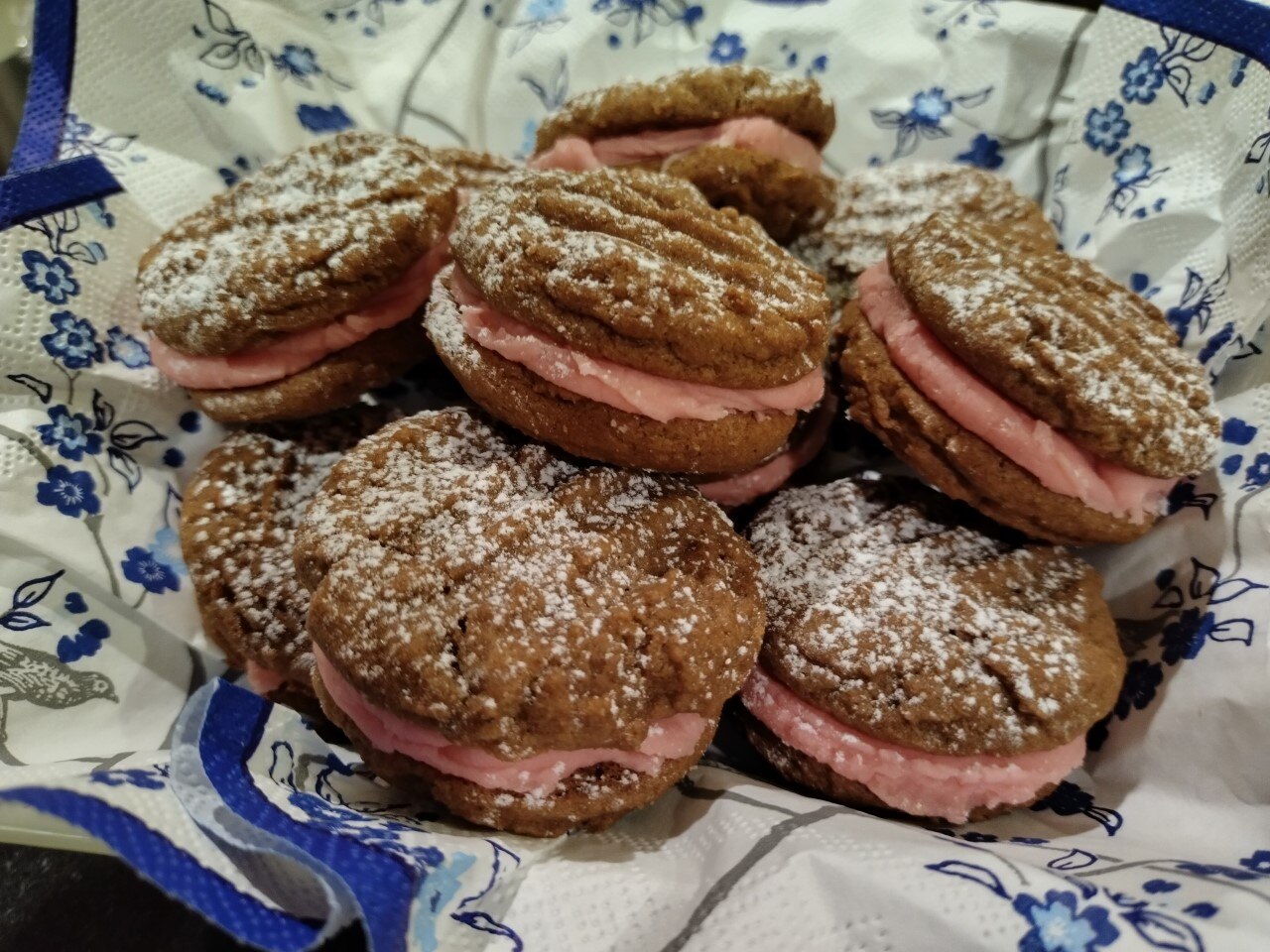 Chocolate and Raspberry biscuits - ABC News