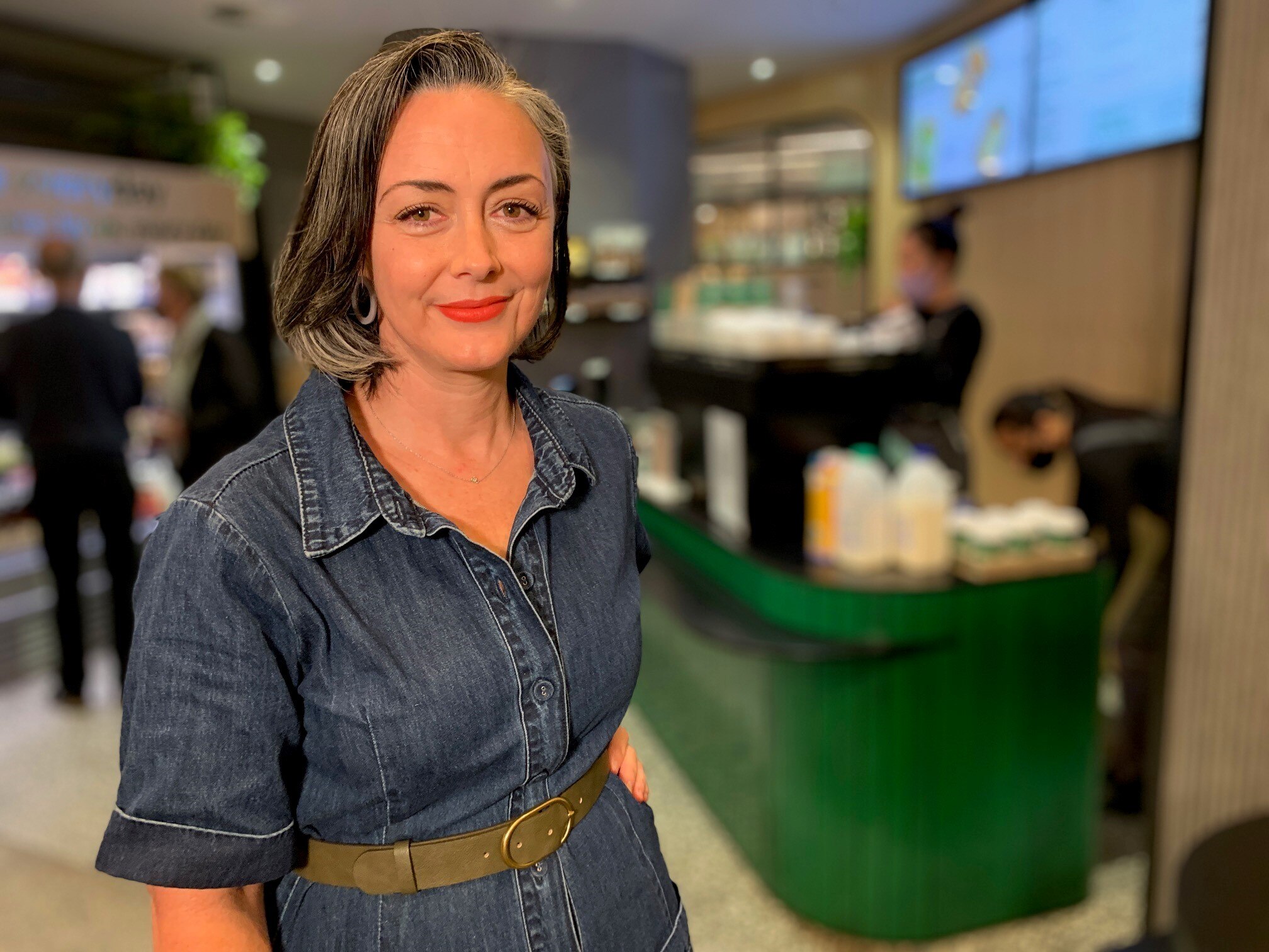 Wages growth defies lockdowns with small uptick in pay rises - ABC News