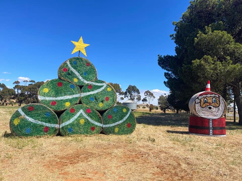 Farmers get creative this Christmas with farm gate decorations - ABC News