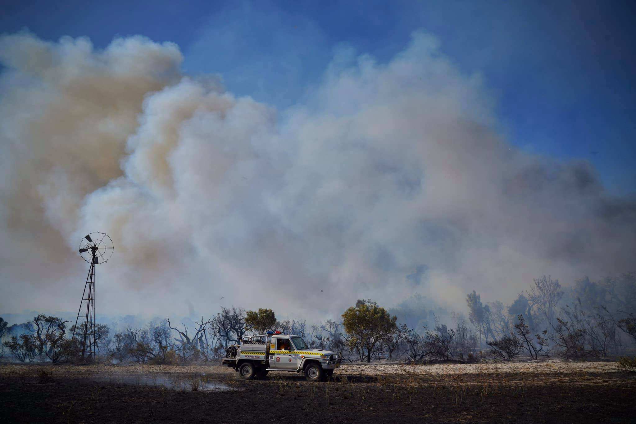 Bushfire emergency warning issued north of Perth as Ocean Farms Estate ...