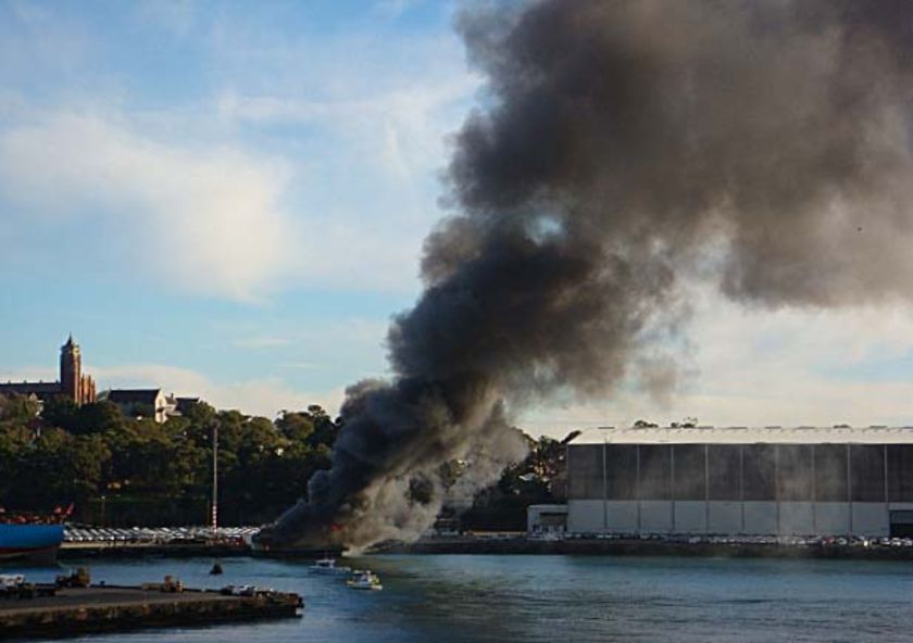 Barge fire on Sydney Harbour - ABC News