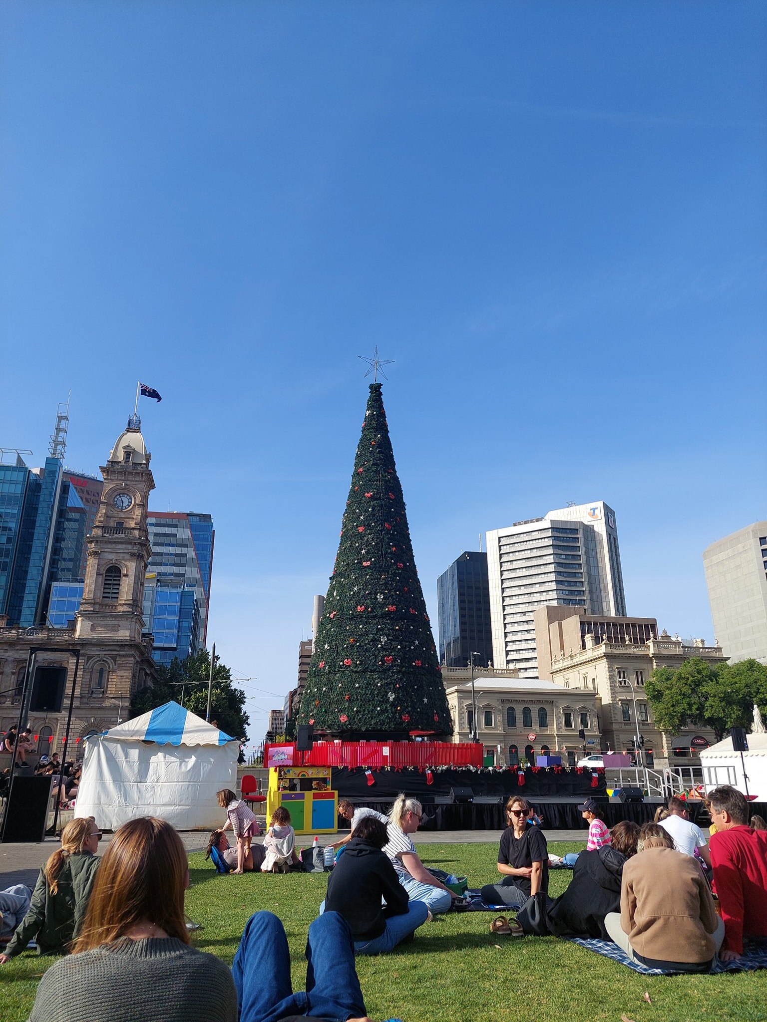 'Uninspiring' 'drab' Victoria Square Christmas Tree has 'one more year ...