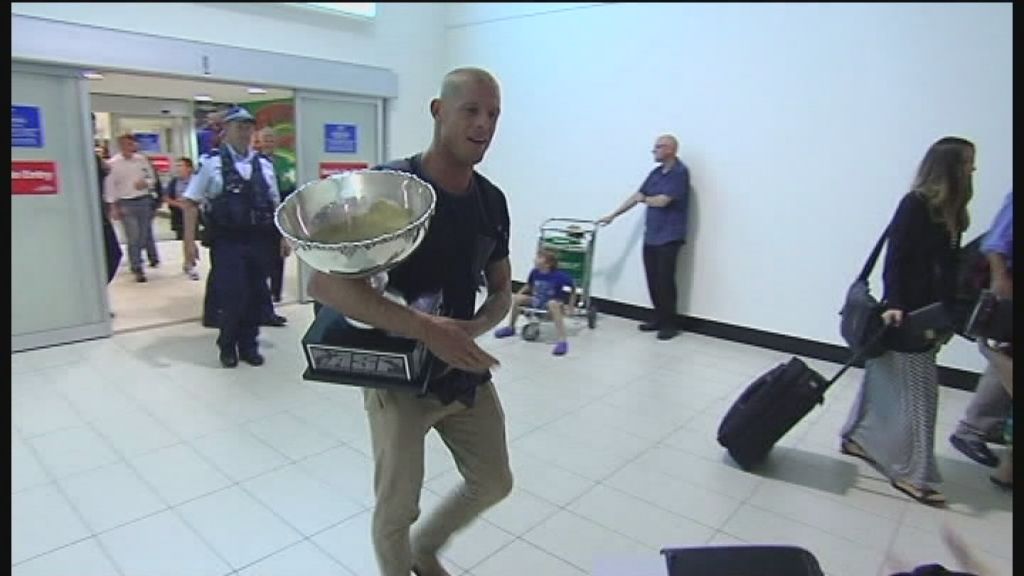 World Surfing Champion Mick Fanning home for Christmas - ABC News