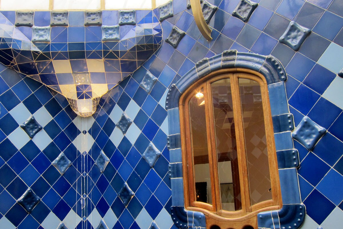 The straight line and the curve: the contradictory life of Antoni Gaudi ...