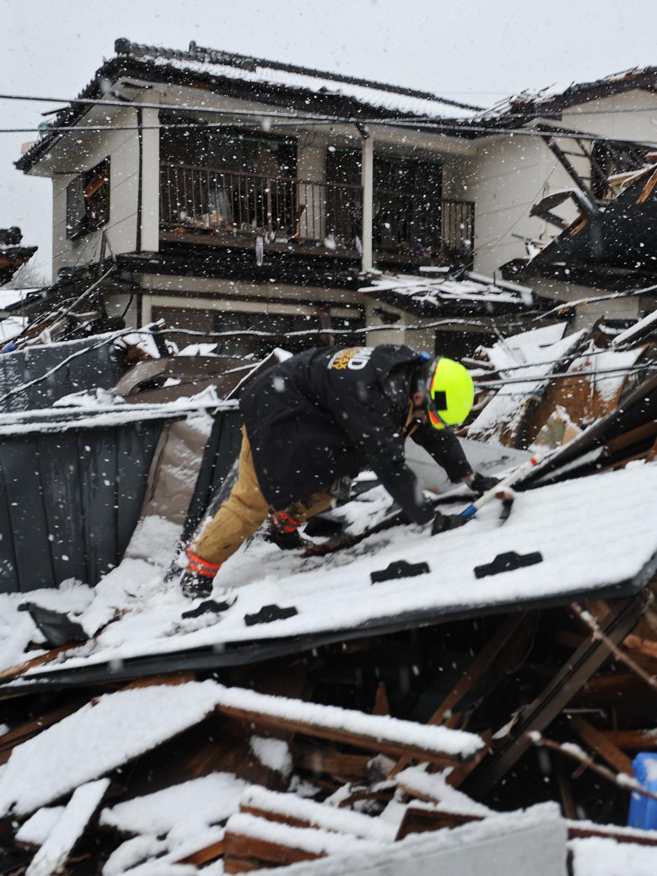 Snow pours misery on disaster-ravaged Japan - ABC News