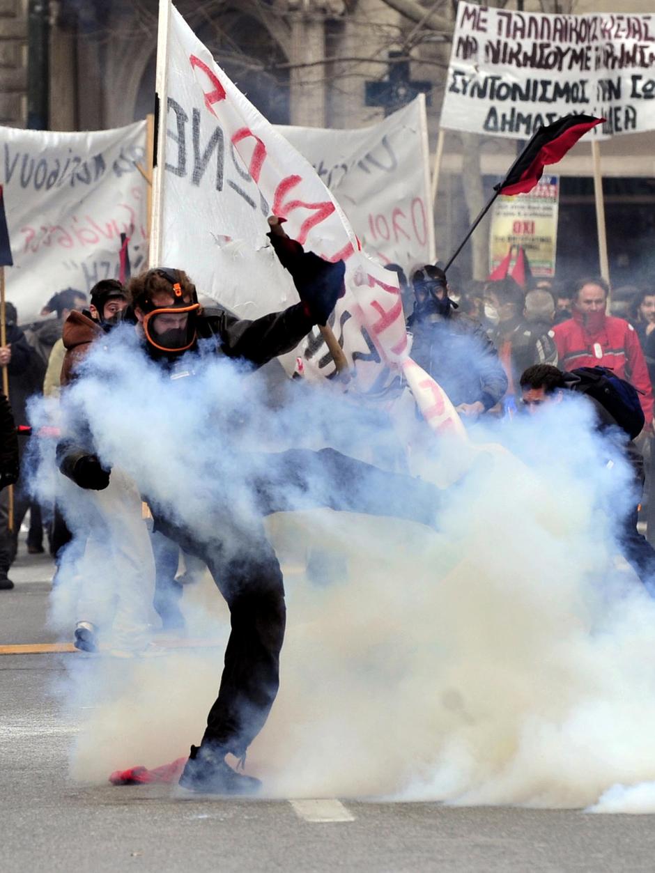Thousands march as Greece protests turn violent - ABC News