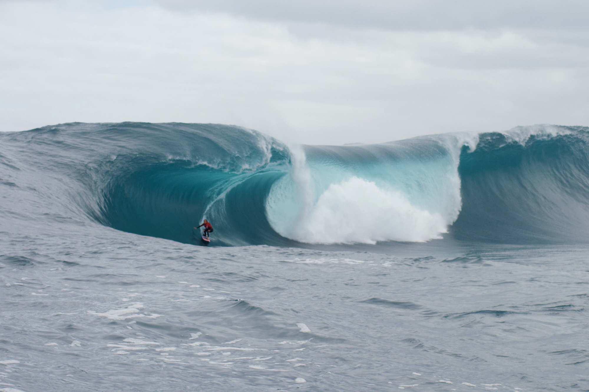 WA's Laura Macaulay becomes first woman to surf The Right, the 'Everest ...