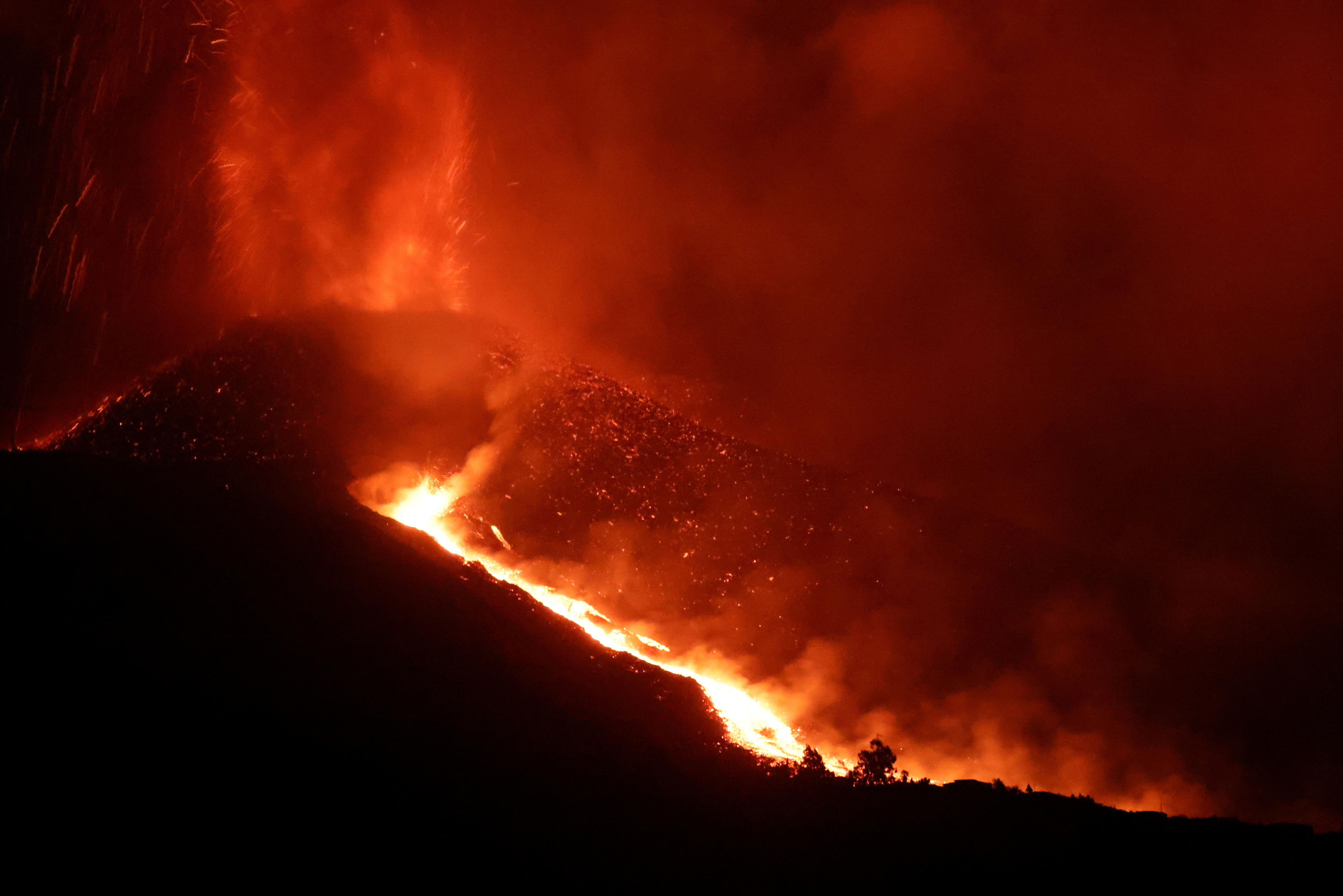 Lava, smoke, ash cover La Palma as volcano wipes out crucial banana ...