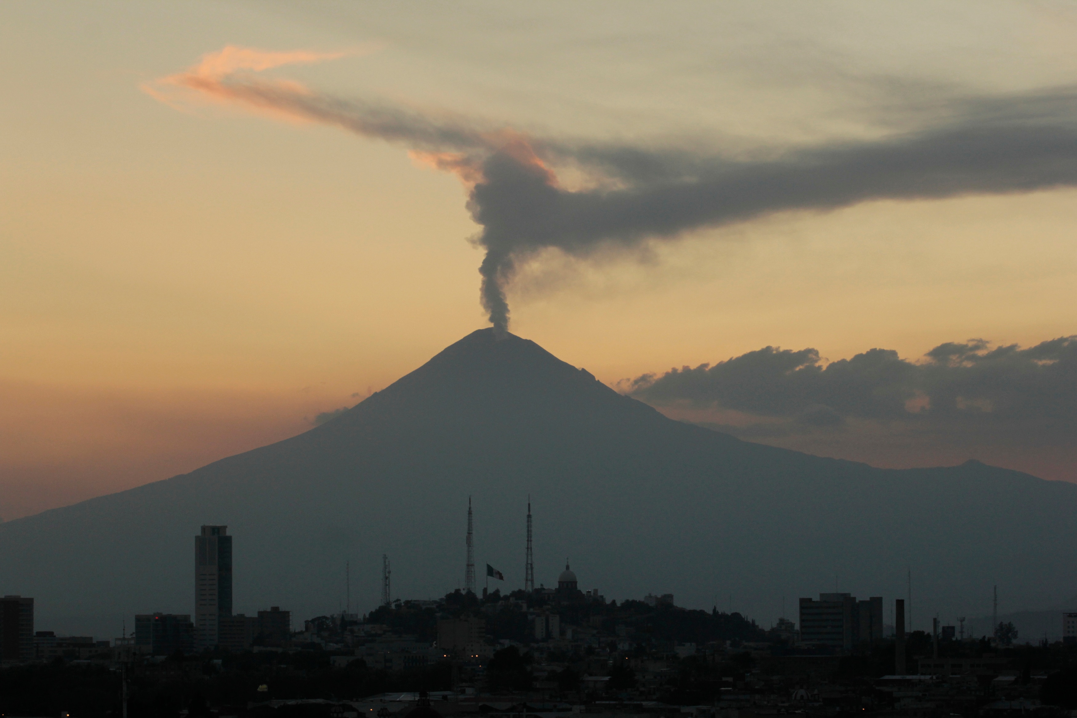 Mexico on volcano alert as 'El Popo' stirs - ABC News