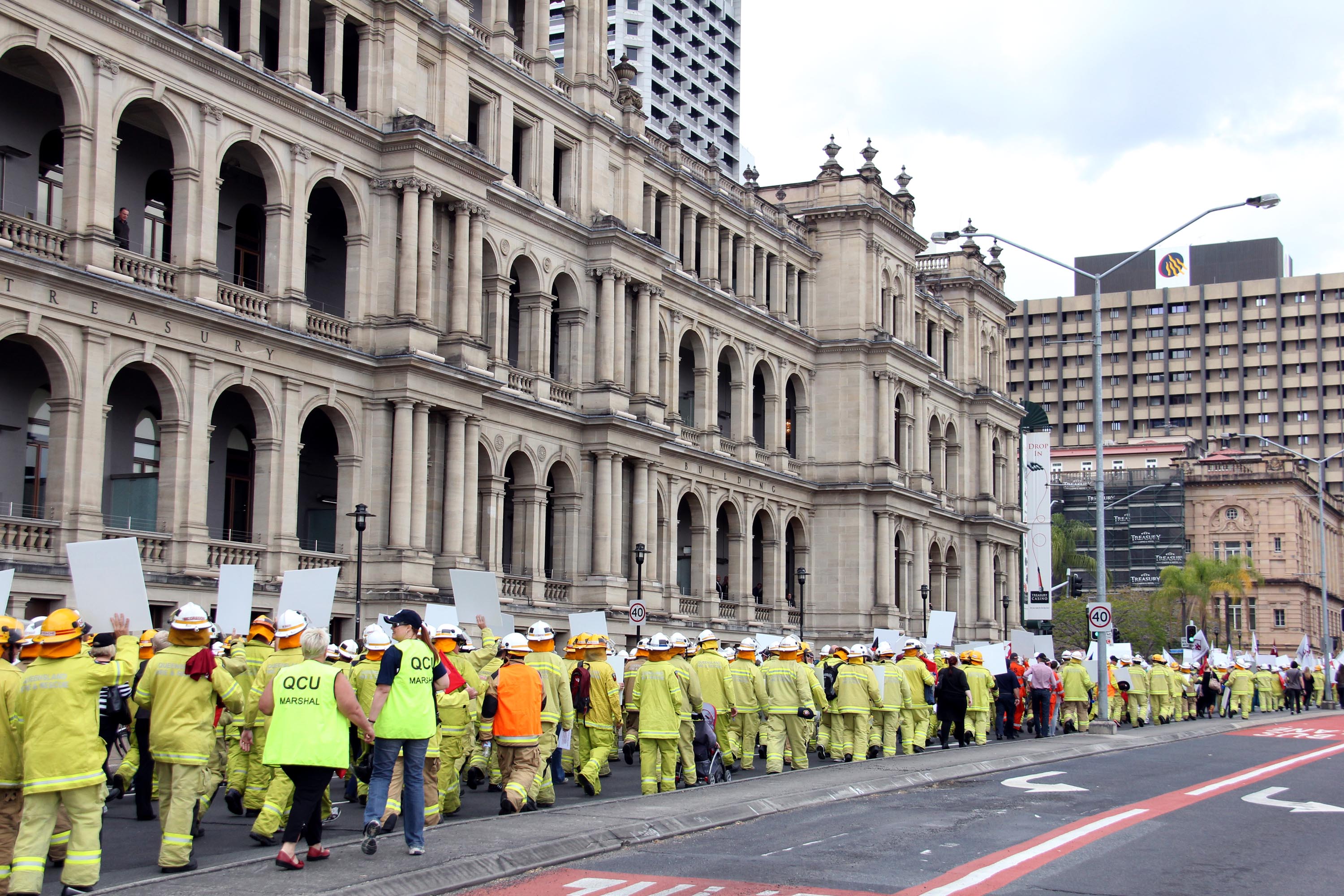 Emergency services staff march on Qld Parliament - ABC News