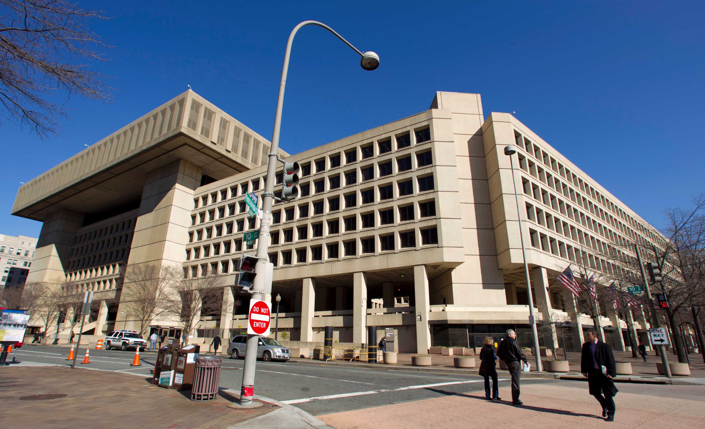 Russian hacking: FBI didn't tell US officials they were targeted in ...