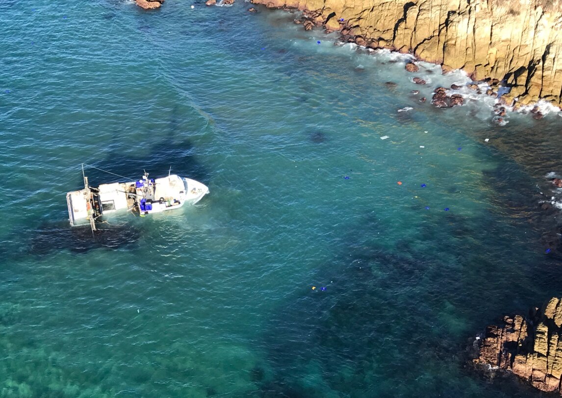 Four men rescued after trawler hits rocks off Bengunna Point - ABC News