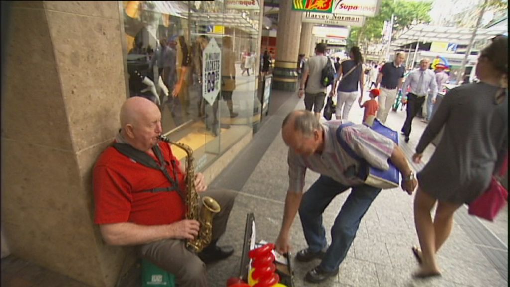 Busker marks 25 years in Brisbane mall - ABC News